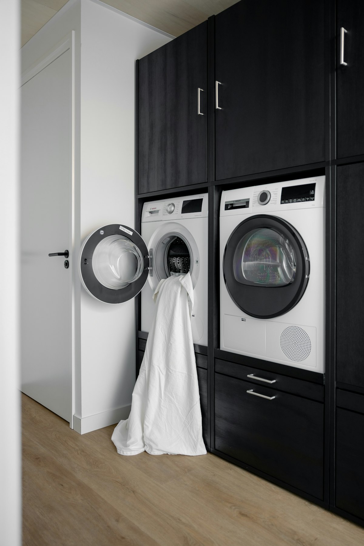 5 Benefits Of Having A Washing Machine & Dryer Built-In Cabinet | Washtower