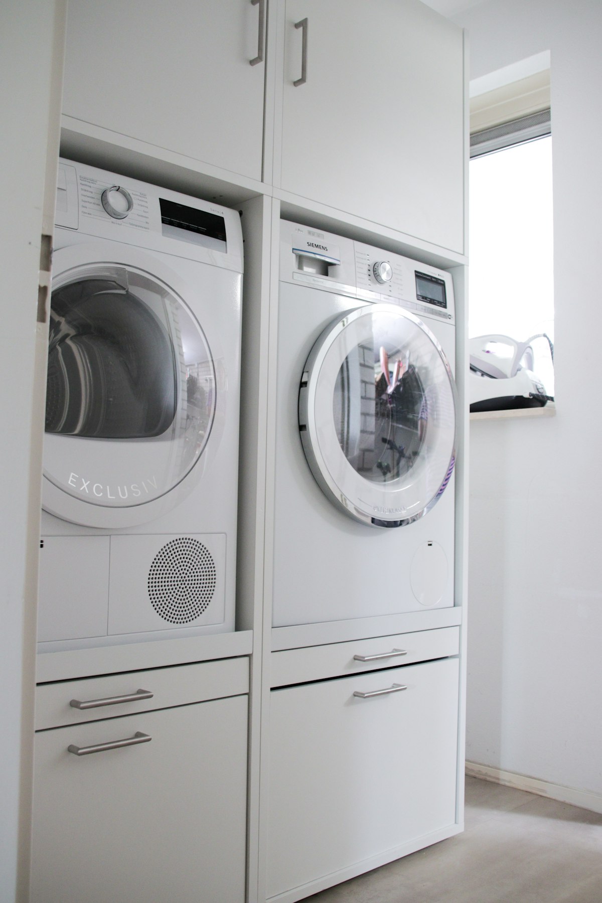 Witte wasmachine kast: tijdloos en stralend