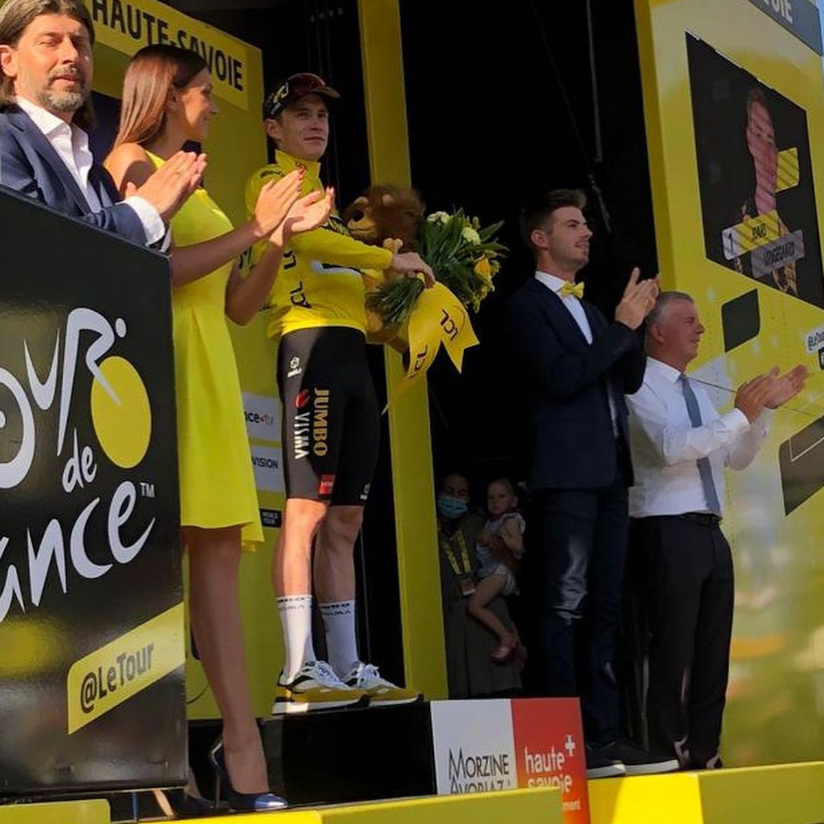 Marion Navarro est l’hôtesse protocolaire maillot jaune du Tour de ...