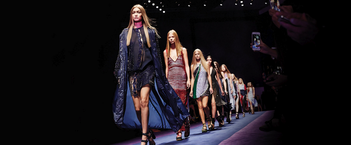 Livestream: Versace Fall Winter 2017 runway show at Milan Fashion Week