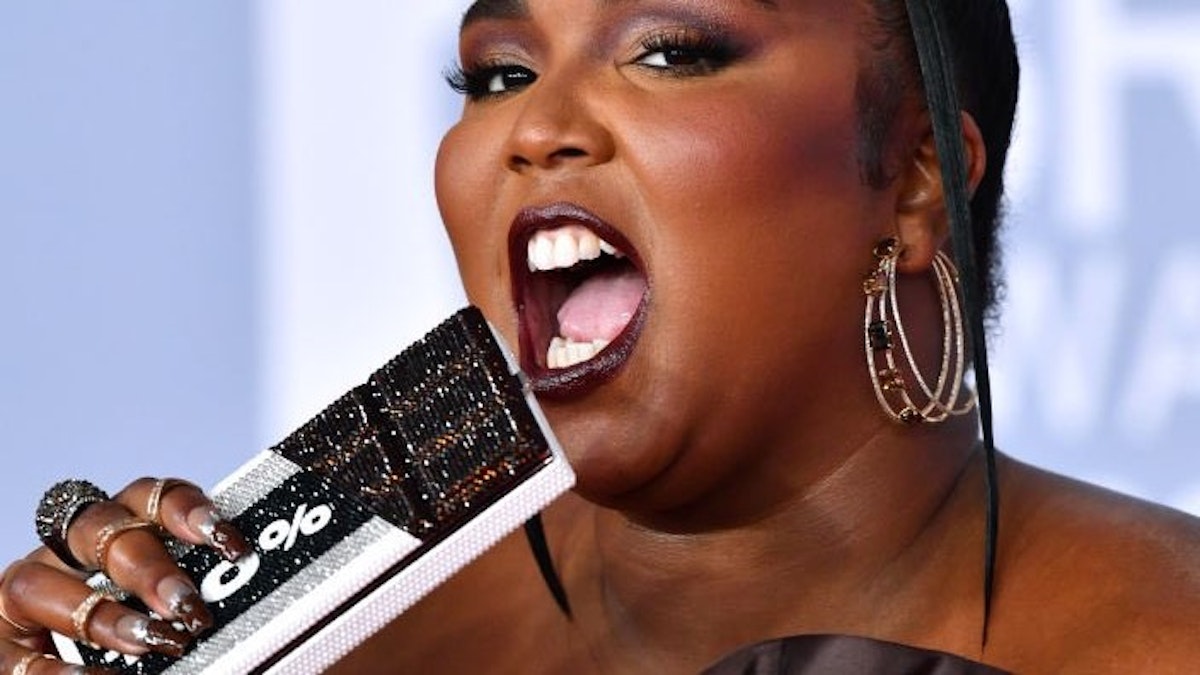 Lizzo Wore Chocolate Scented Nails At The Brit Awards 2020 | L'Officiel ...