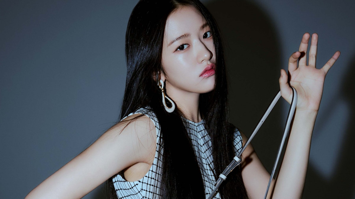 IVE's An Yu-Jin Introduces Fendi's Peekaboo Soft Small Handbag in New ...