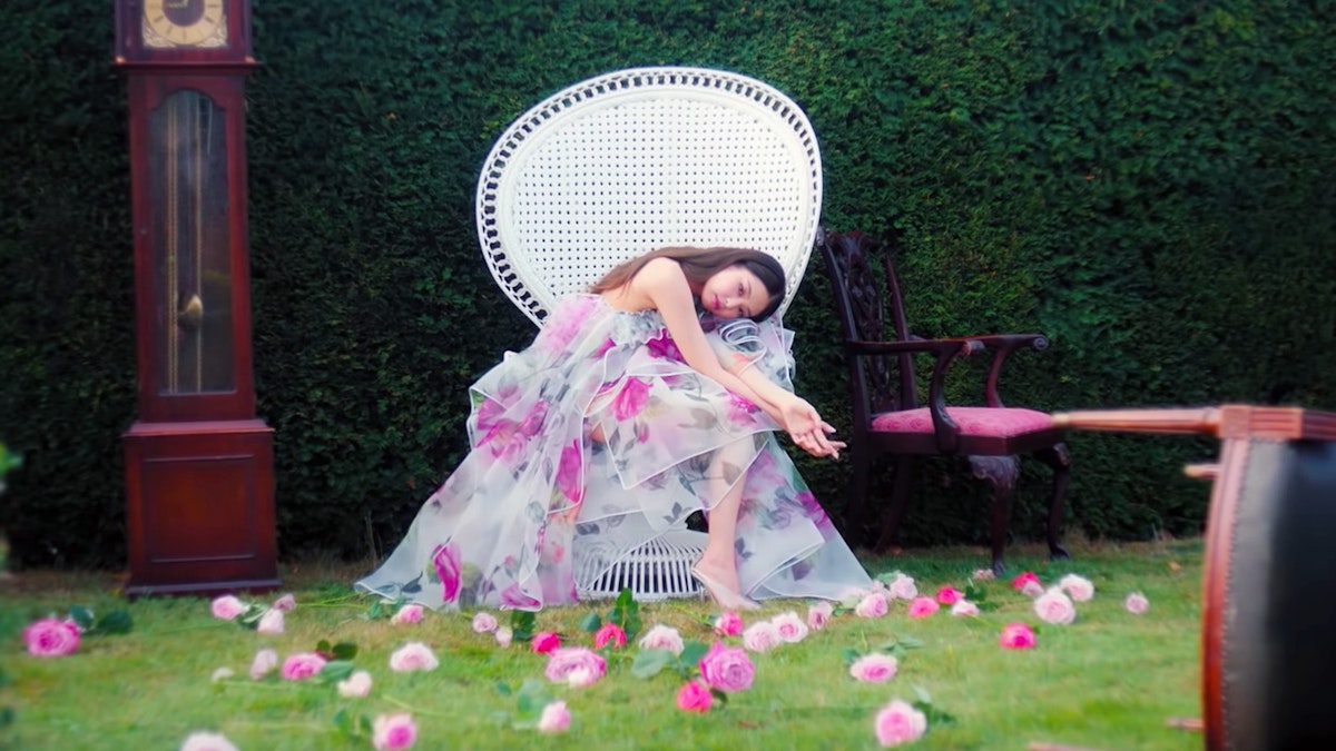 20+ looks worn by BLACKPINK's Jennie in her 'SOLO' music video