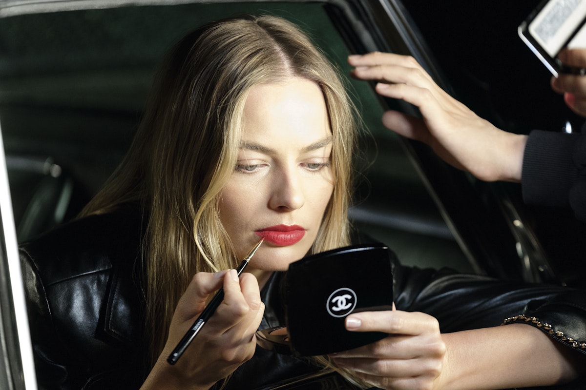 Behind the scenes of Margot Robbie’s Chanel Rouge Allure Velvet Nuit ...