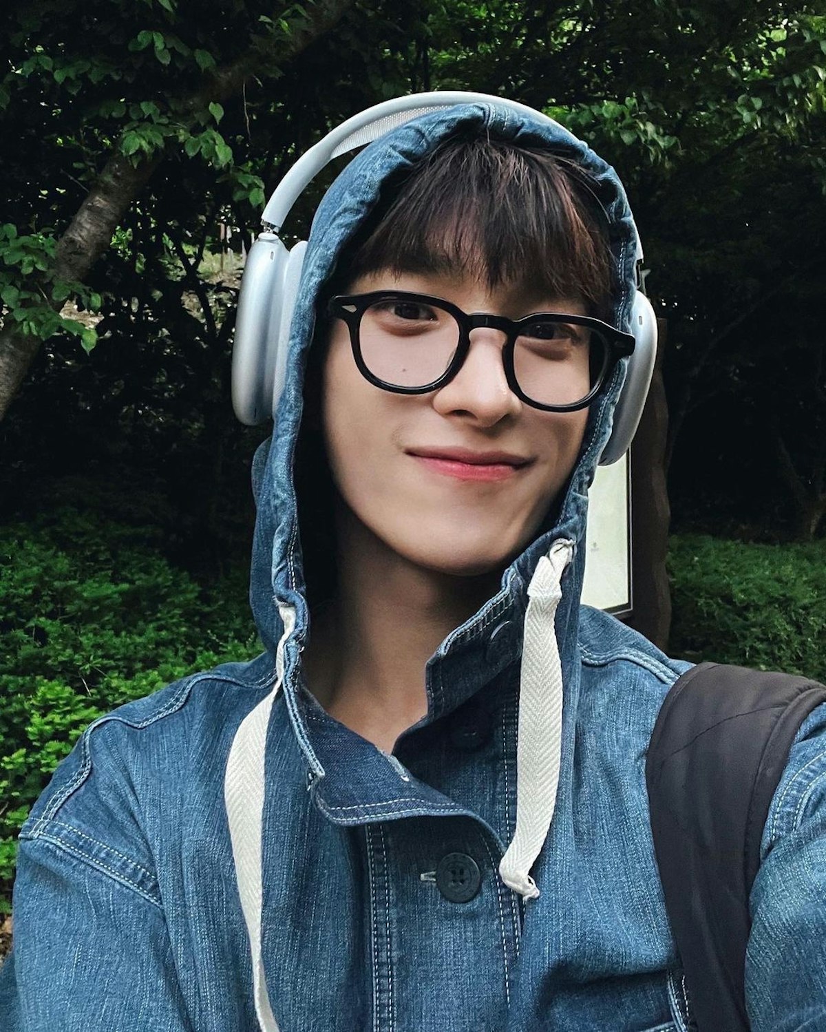 안경과 헤드셋을 함께 착용한 스타들