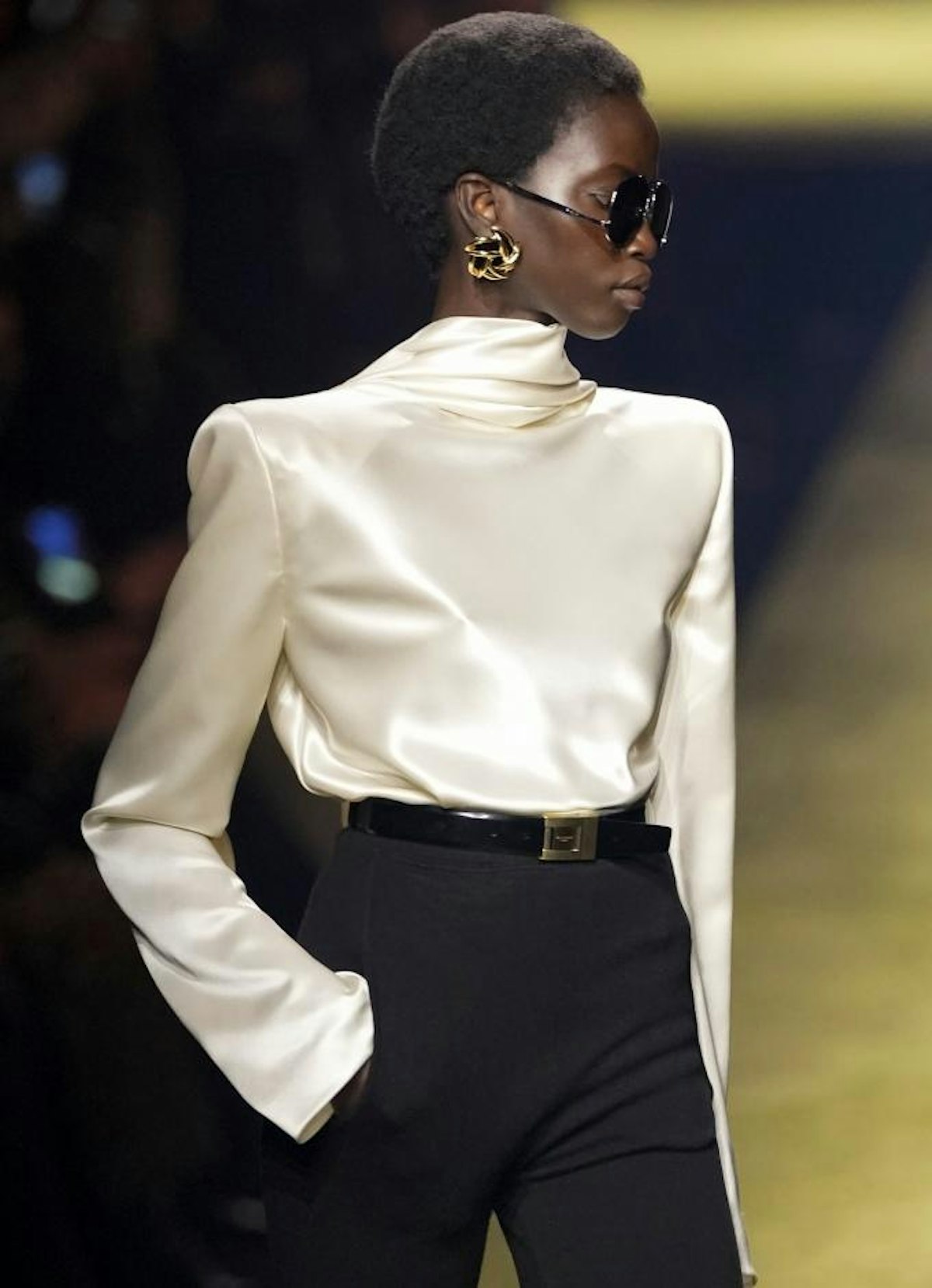 Power shoulders ile özgüvenli duruş