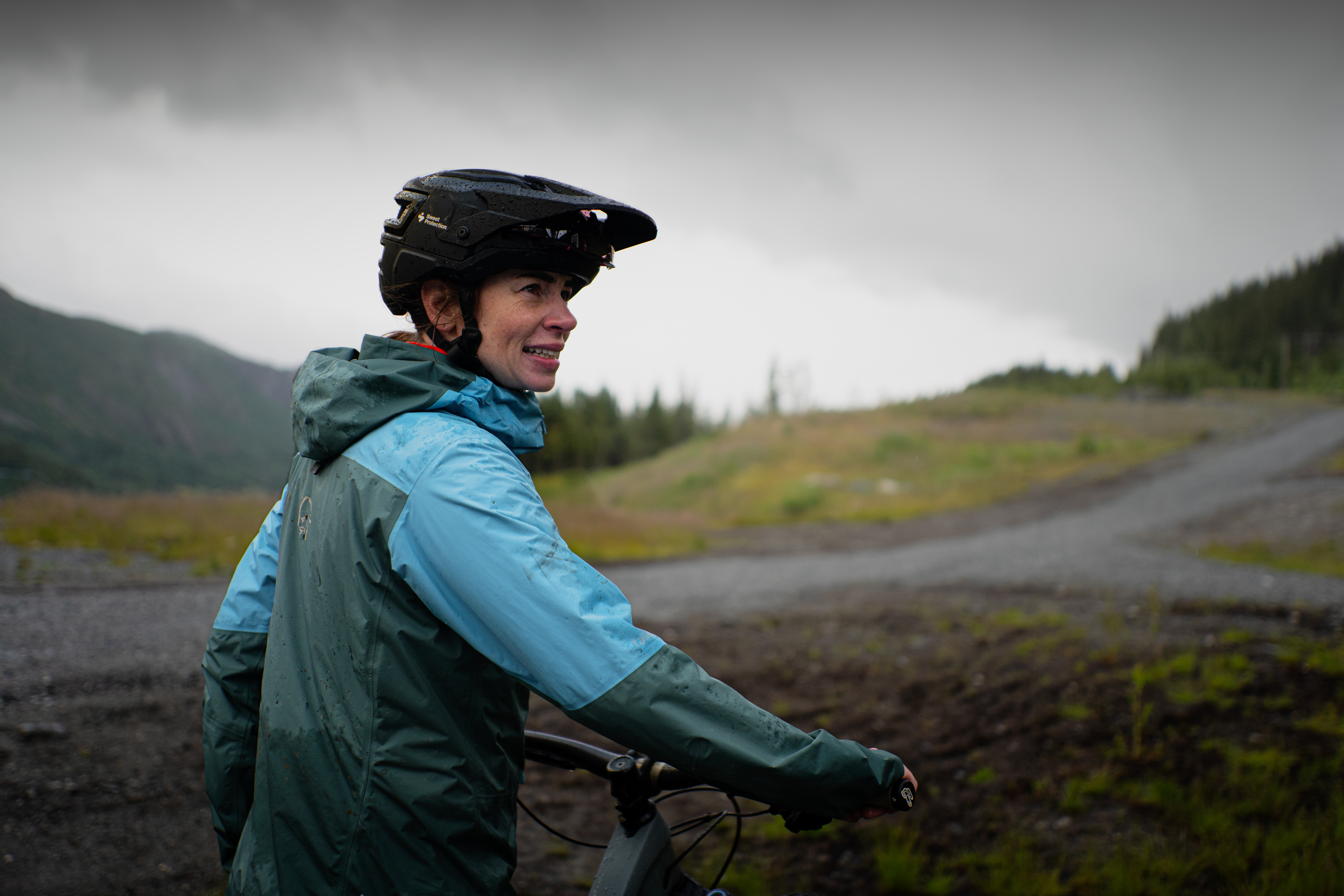 Joline Johannson forklarer hvordan man mestrer stisykling i regnværet ...