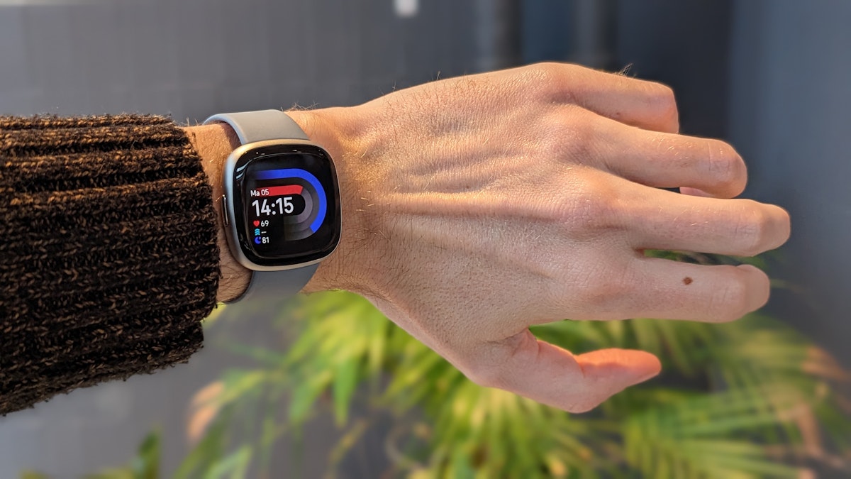 Fitbit Versa 4 - Kaal sporthorloge | ID.nl