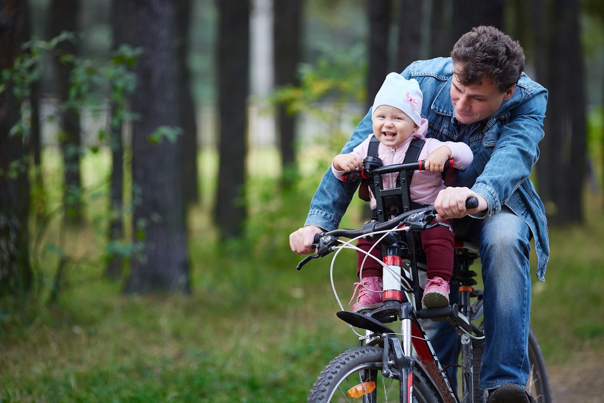 Fietsstoel, bakfiets of fietskar: zo neem je je kinderen (veilig!) mee ...