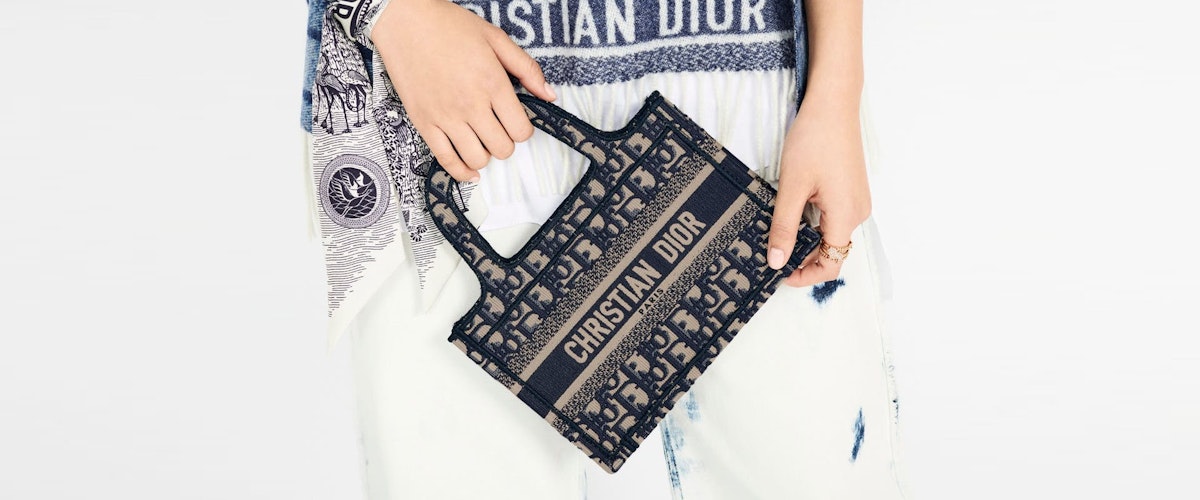 Dior présente une mini version de son cabas