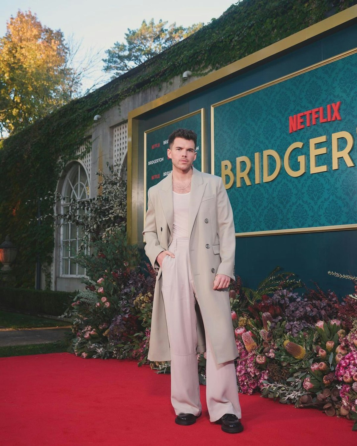 Le marathon mode de Luke Newton, star de "La Chronique des Bridgerton"