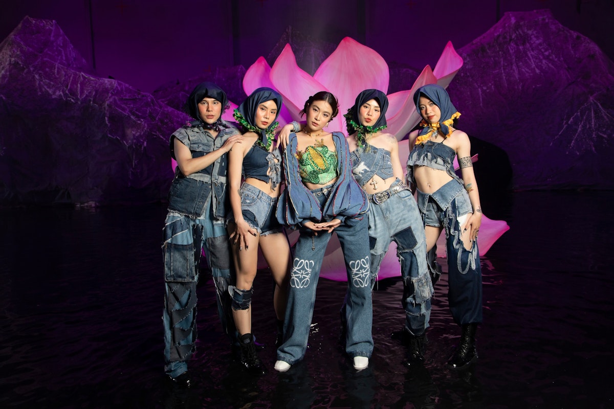 "Bo Xì Bo" năm cũ, Hoàng Thùy Linh đưa chất liệu thời trang hiện đại ...