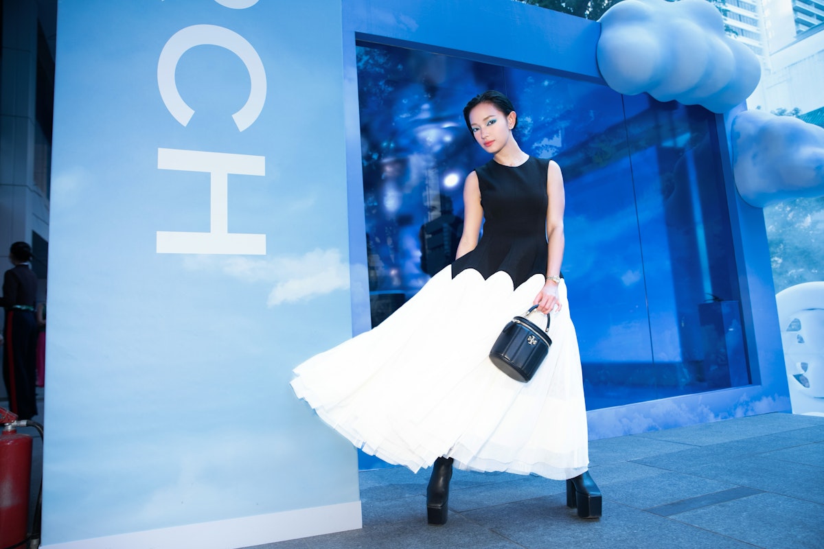 Tory Burch tôn vinh biểu tượng T Monogram trong không gian siêu thực ...