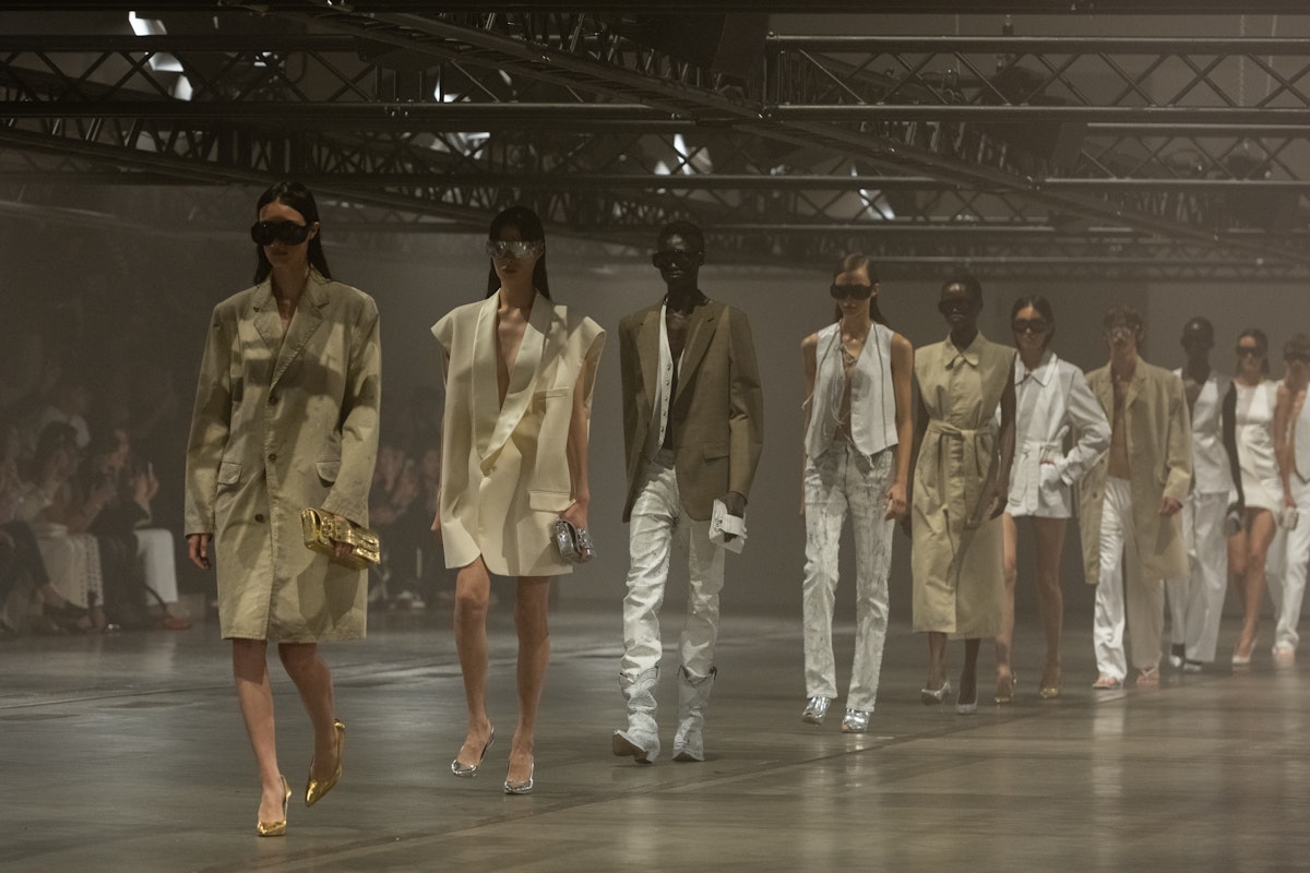 MM6 Maison Margiela RTW SS25: Đắm chìm trong bữa tiệc rave nổi loạn và ...