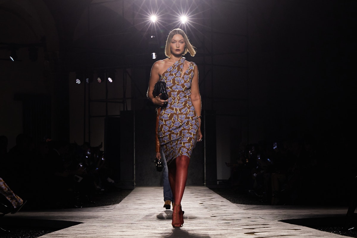 Versace SS25 RTW: Dự báo về sự mềm mại sẽ xâm chiếm tủ đồ của những ...