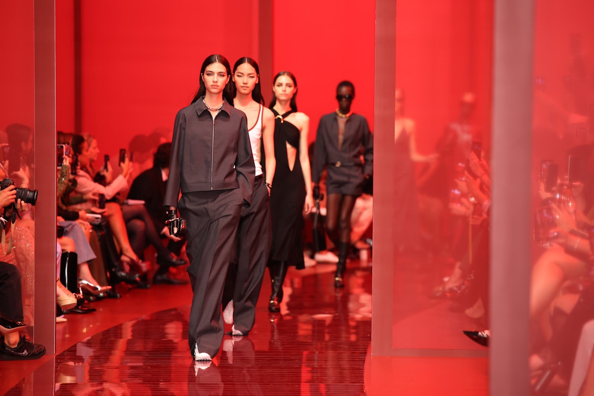 Gucci SS25 RTW: Sự hùng vĩ giản dị - Lưu trữ của một mùa hè bất tận