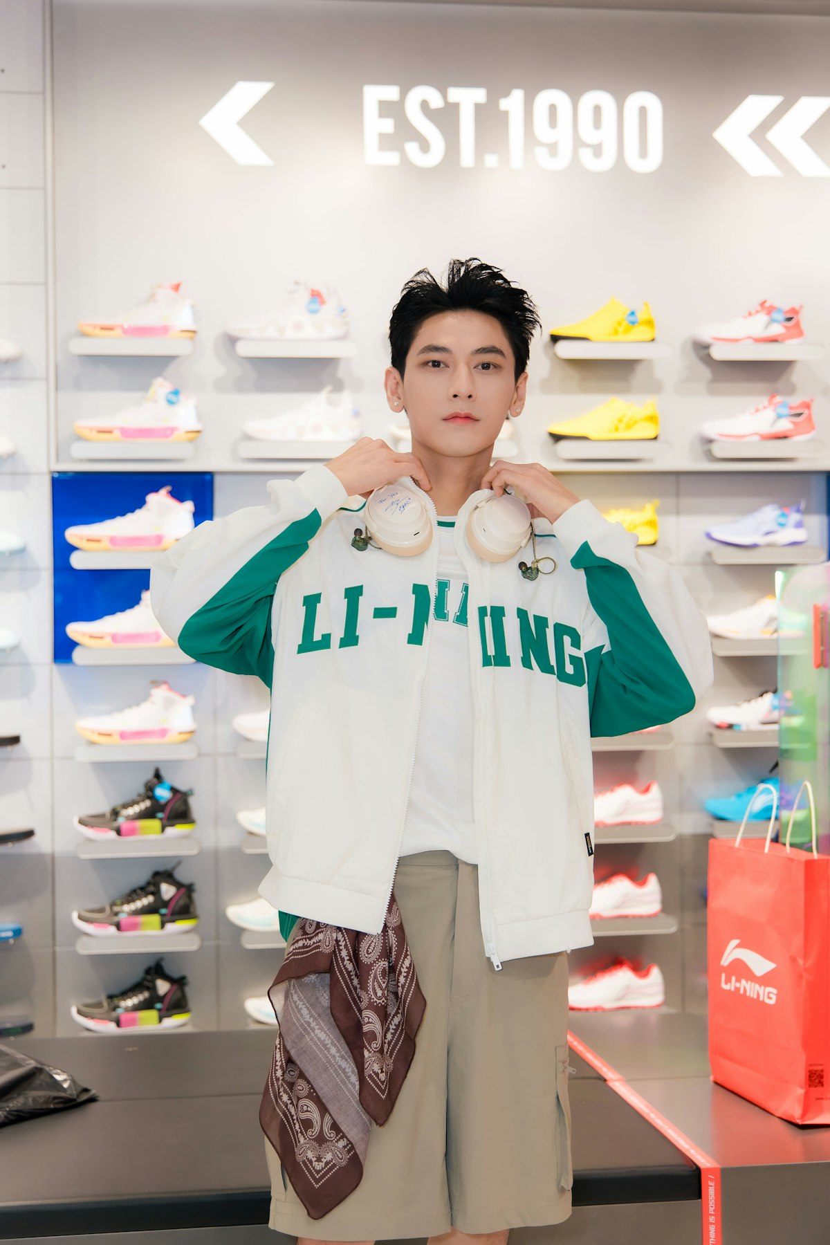 Isaac trở thành đại sứ của thương hiệu thời trang thể thao toàn cầu Li-Ning