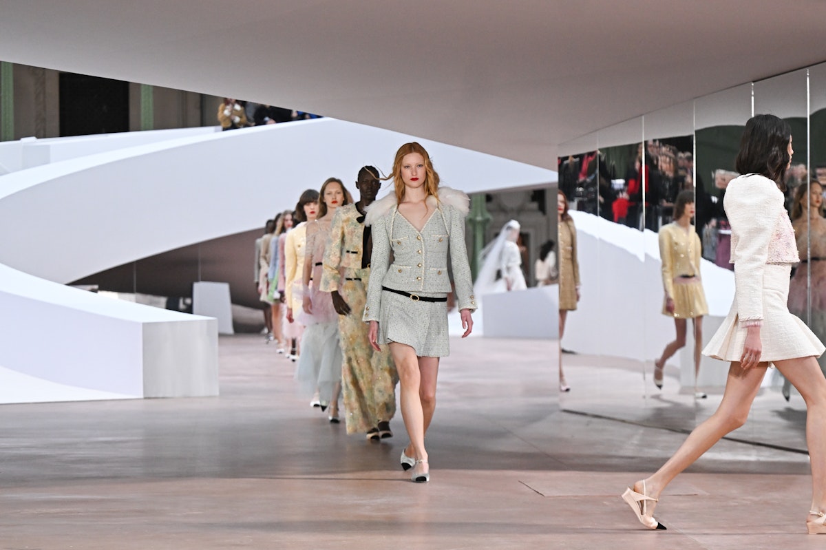 CHANEL SS25 HC: Kỷ niệm 110 năm Couture thăng hoa trong sắc thái từ ...