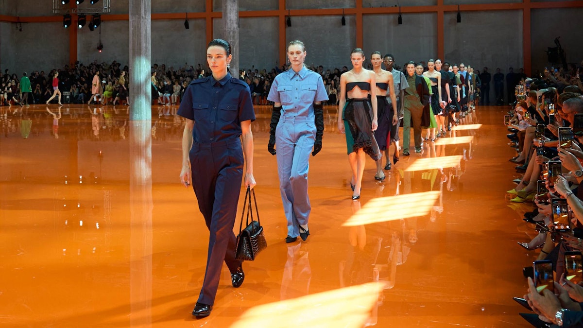 Prada RTW SS26: Phản ứng kiến tạo trước sự quá tải văn hóa đương đại