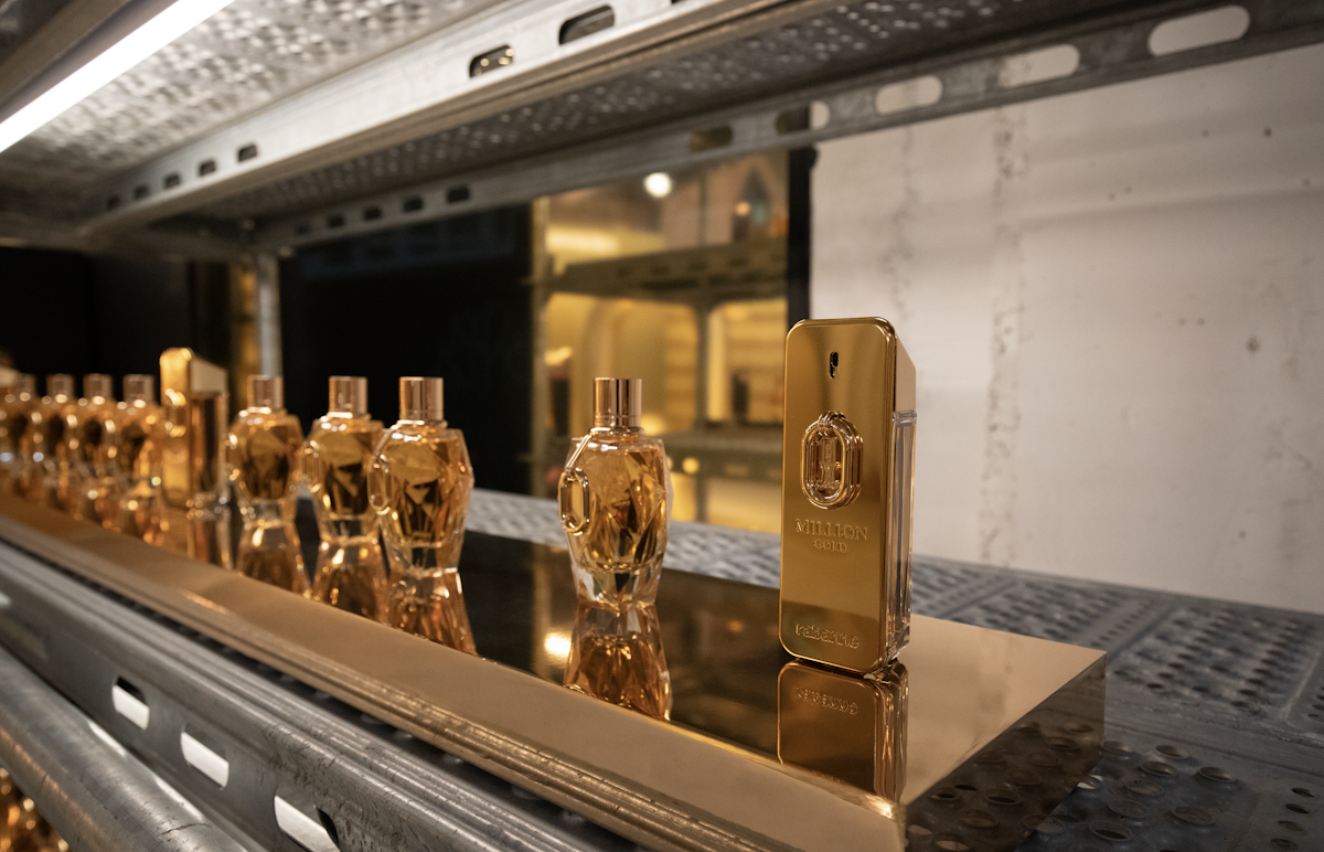 Zaira Nara y Franco Masini junto a Rabanne en París