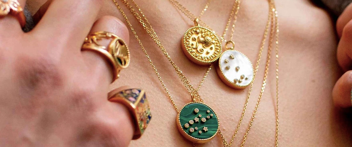 How To Wear A Medallion?