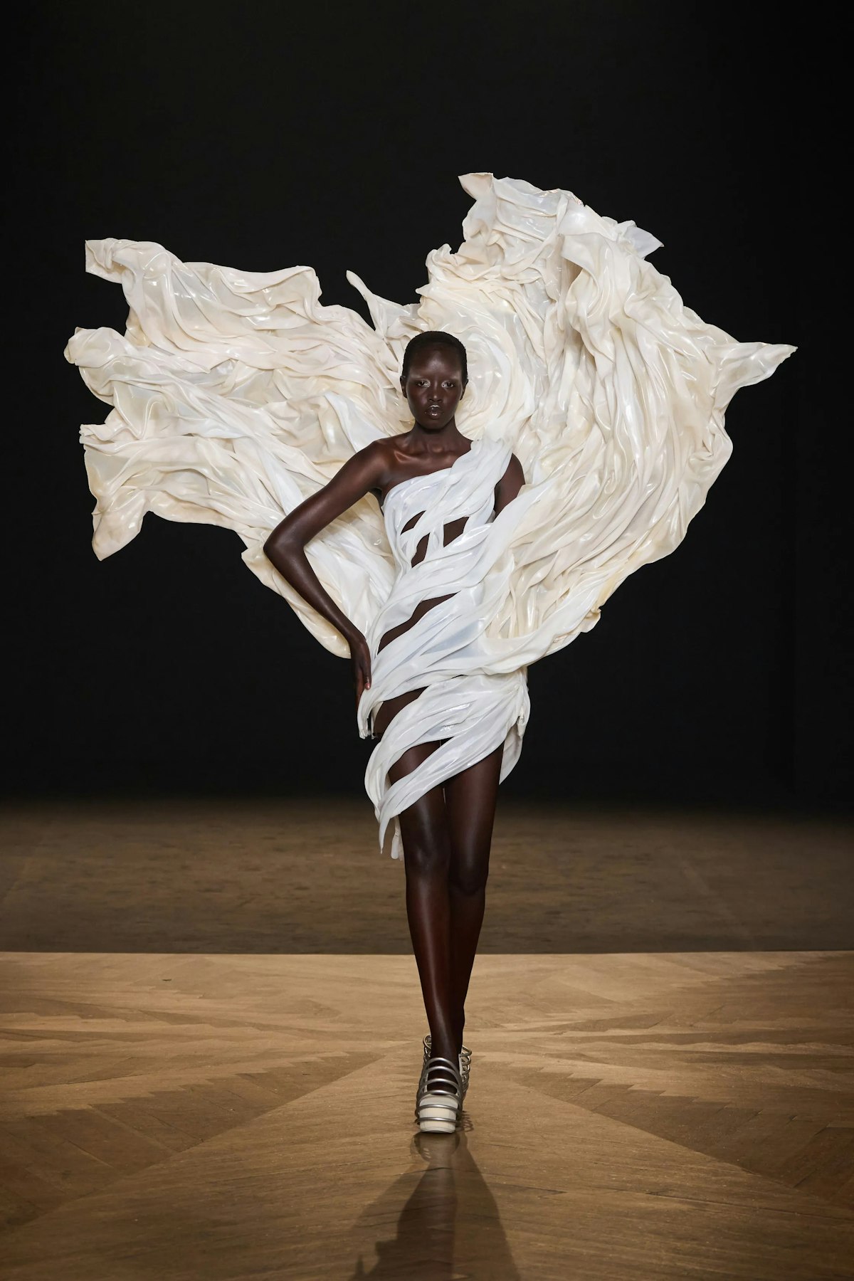 IRIS VAN HERPEN Haute Couture Fall-Winter 2025-26