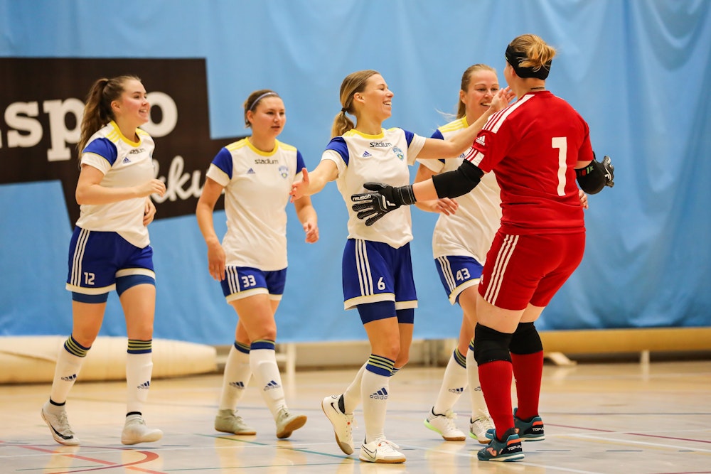 Naisten liigakarsinnat käyntiin - Mad Max haastaa EBK:n