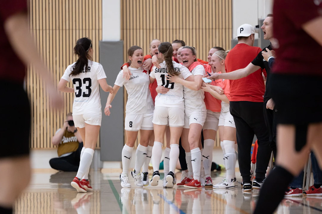 Naisten Futsal-Liiga: Helsingin IFK jyräsi finaaleihin Naisten Futsal-Liiga: Helsingin IFK jyräsi finaaleihin