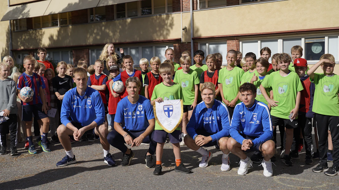 Pikkuhuuhkajat kouluvierailuilla Turussa - Palloliitto.fi