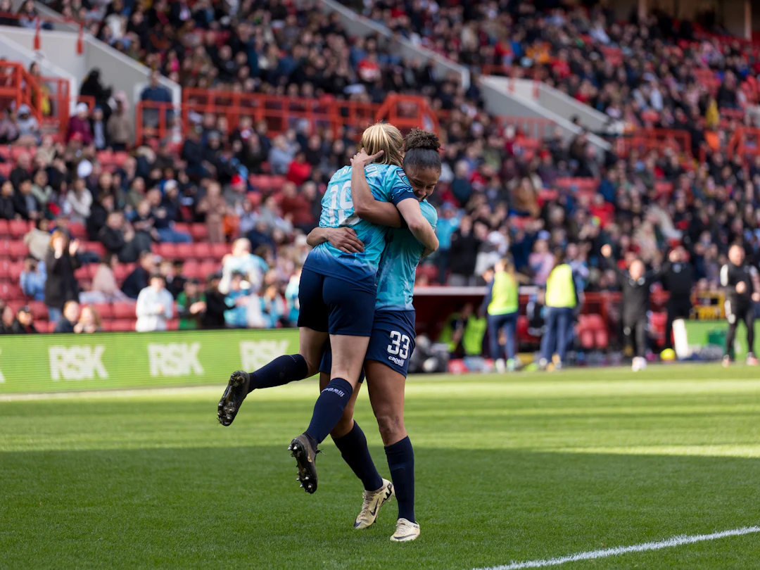 Jutta Rantala ja Lotta Lindström maalinteossa Englannissa