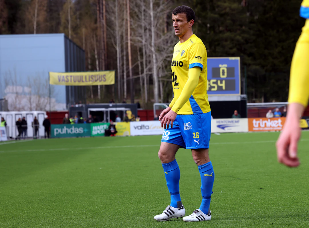 Roman Eremenko sivuun Huuhkajista loukkaantumisen takia