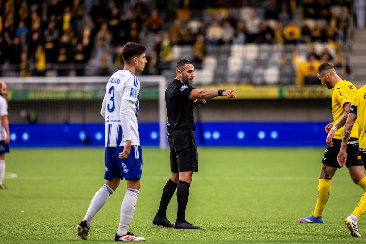 Peiman Simani erotuomarina U21 EM-karsintaottelussa