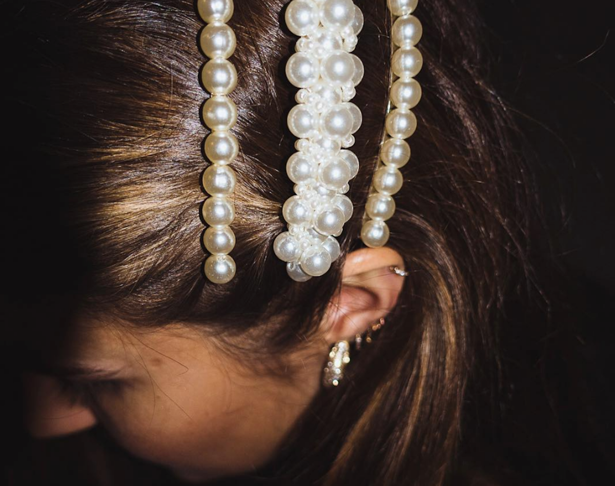 Tendance cheveux : les barrettes chic, accessoires must-have de la saison