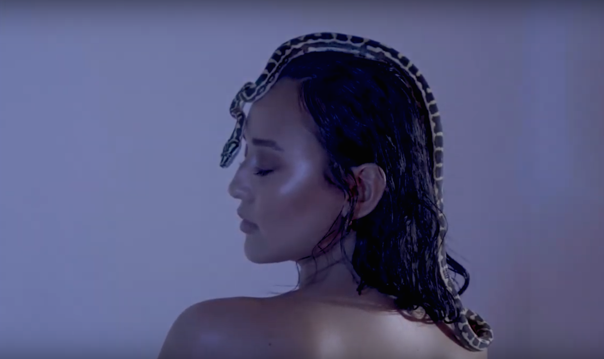 "Bad Habit" : Cyra Gwynth charme les serpents dans son nouveau clip