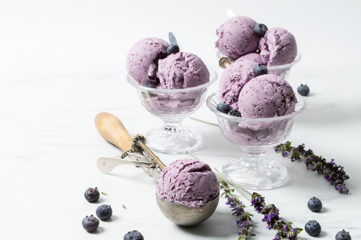 Recept: vegan ijs van blauwe bessen in 5 minuten