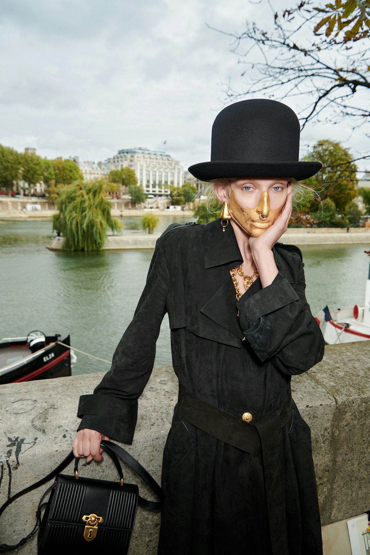 Schiaparelli dévoile un masque visage doré ultra luxe