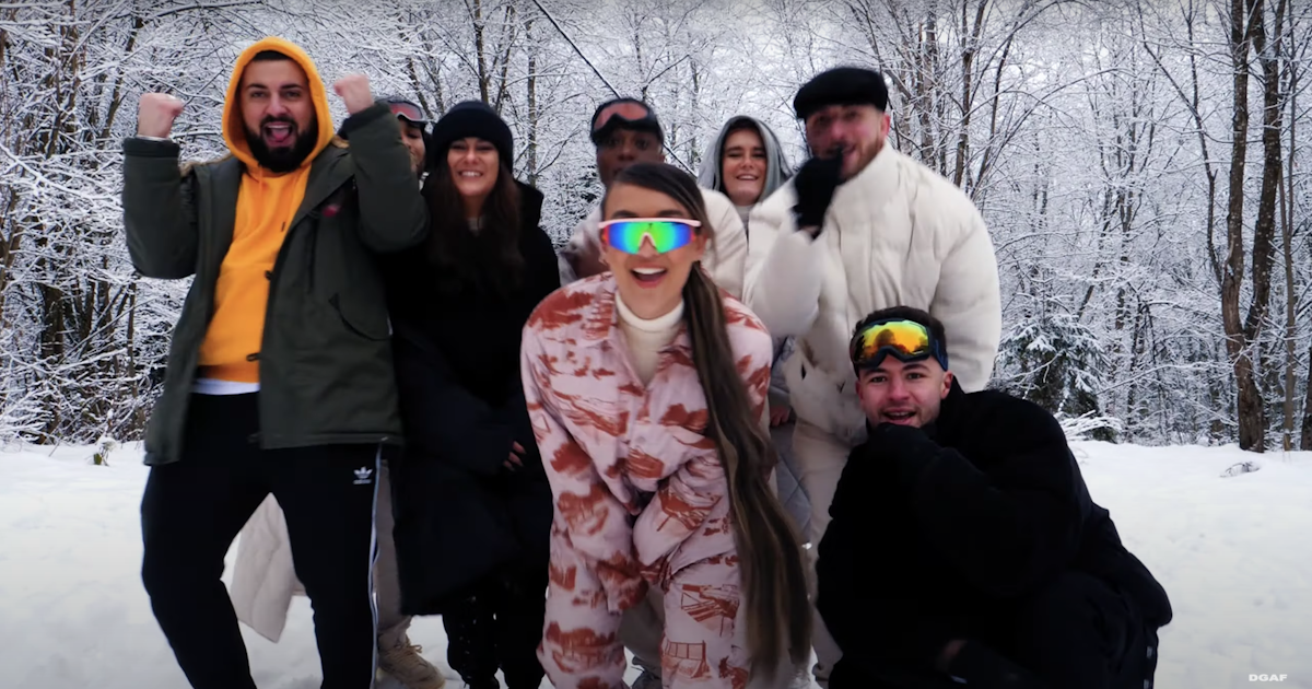 "DGAF" : Cyra Gwynth en a assez des faux amis dans son nouveau clip