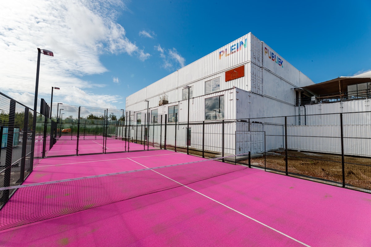 Plein Publiek 3.0 is terug in Antwerpen met een rooftopbar, padelbanen ...