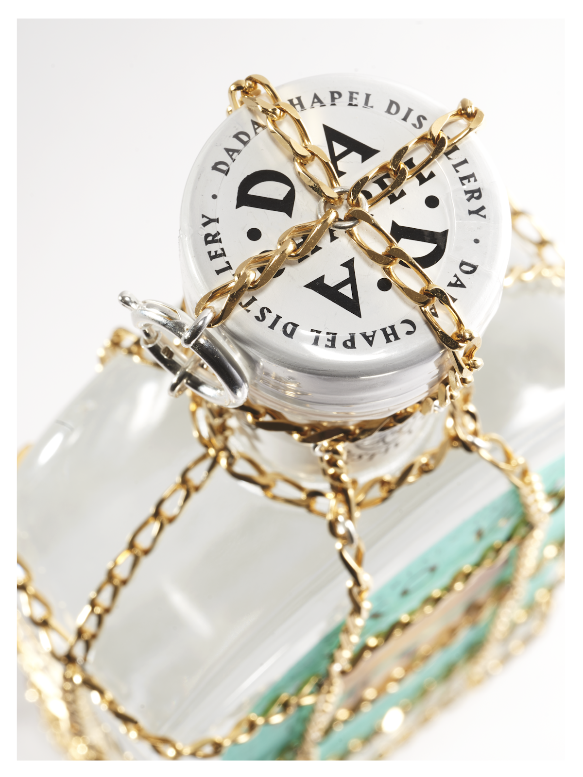 Dada Chapel Distillery en Wouters & Hendrix introduceren samen een waar ...