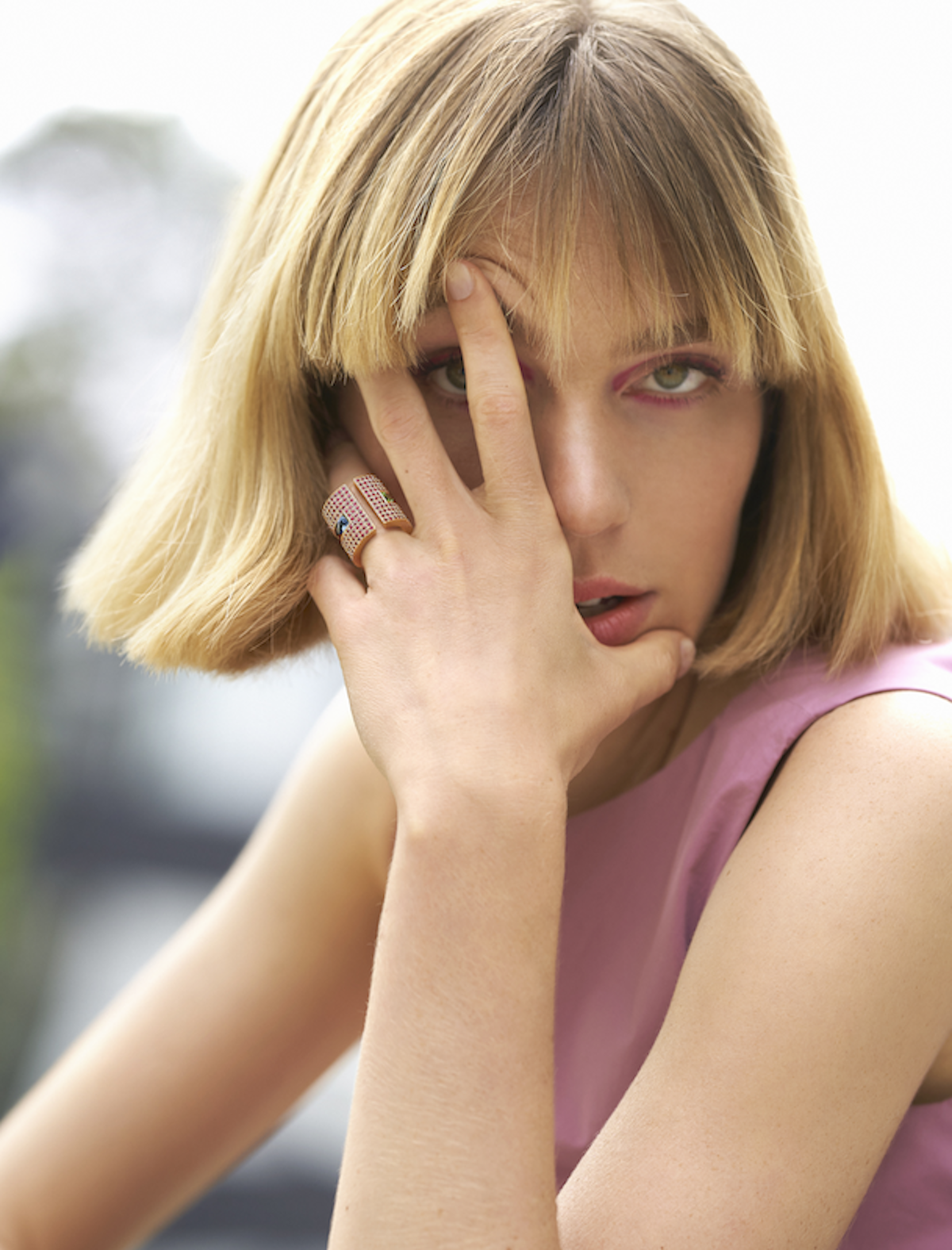 Laat je inspireren door de sensuele zomerlooks van Emma Moortgat in ...