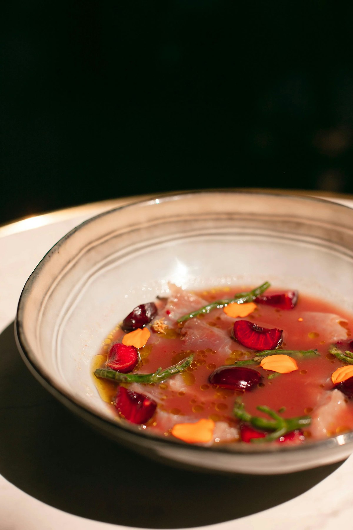 Recette : le thon de ligne de Méditerranée, eau de tomates, cerises ...