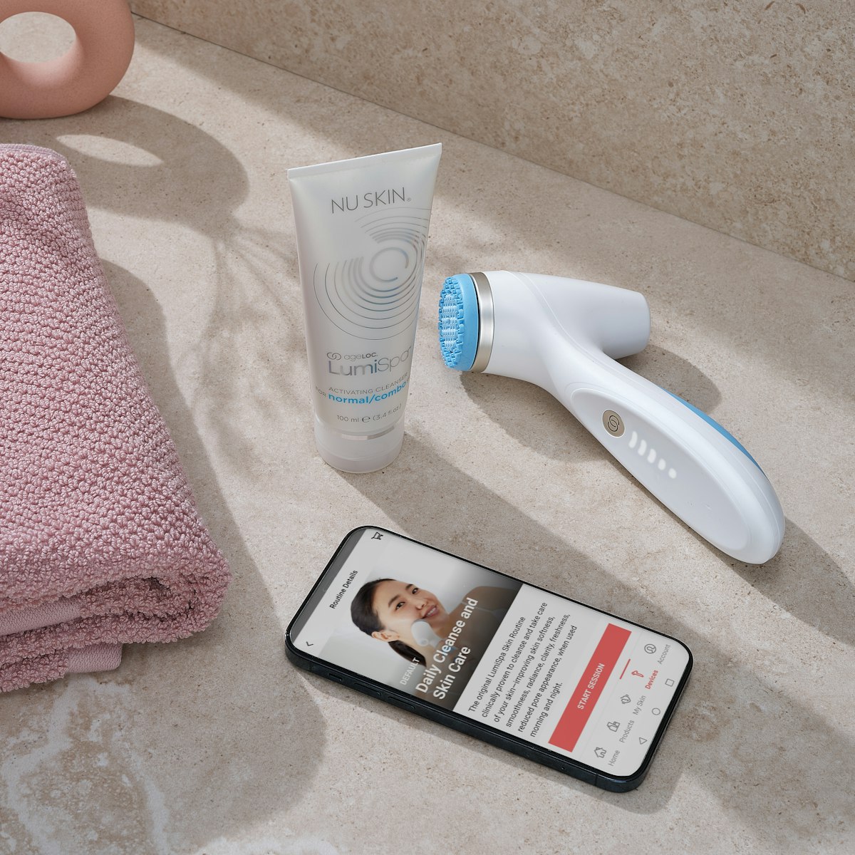 Nu Skin imagine une brosse connectée, véritable coach de nettoyage de la peau