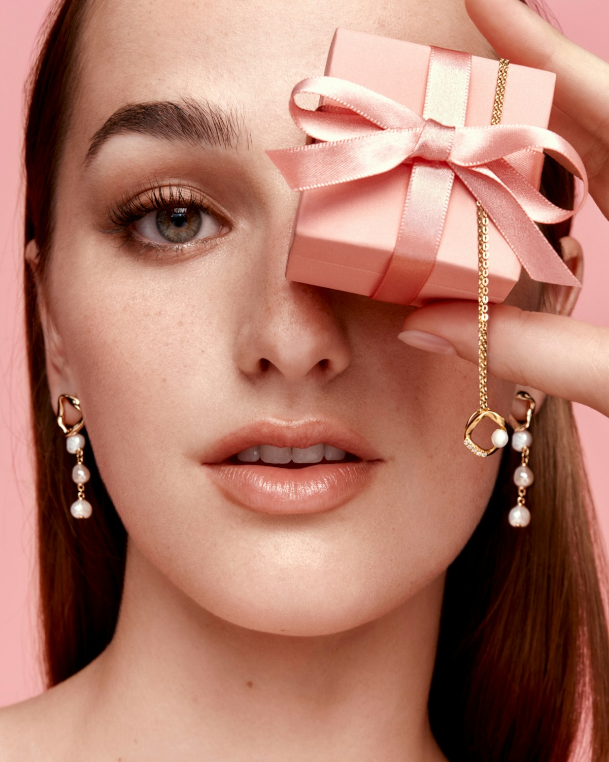 More Than a Gift : la nouvelle campagne Pandora va faire briller votre ...