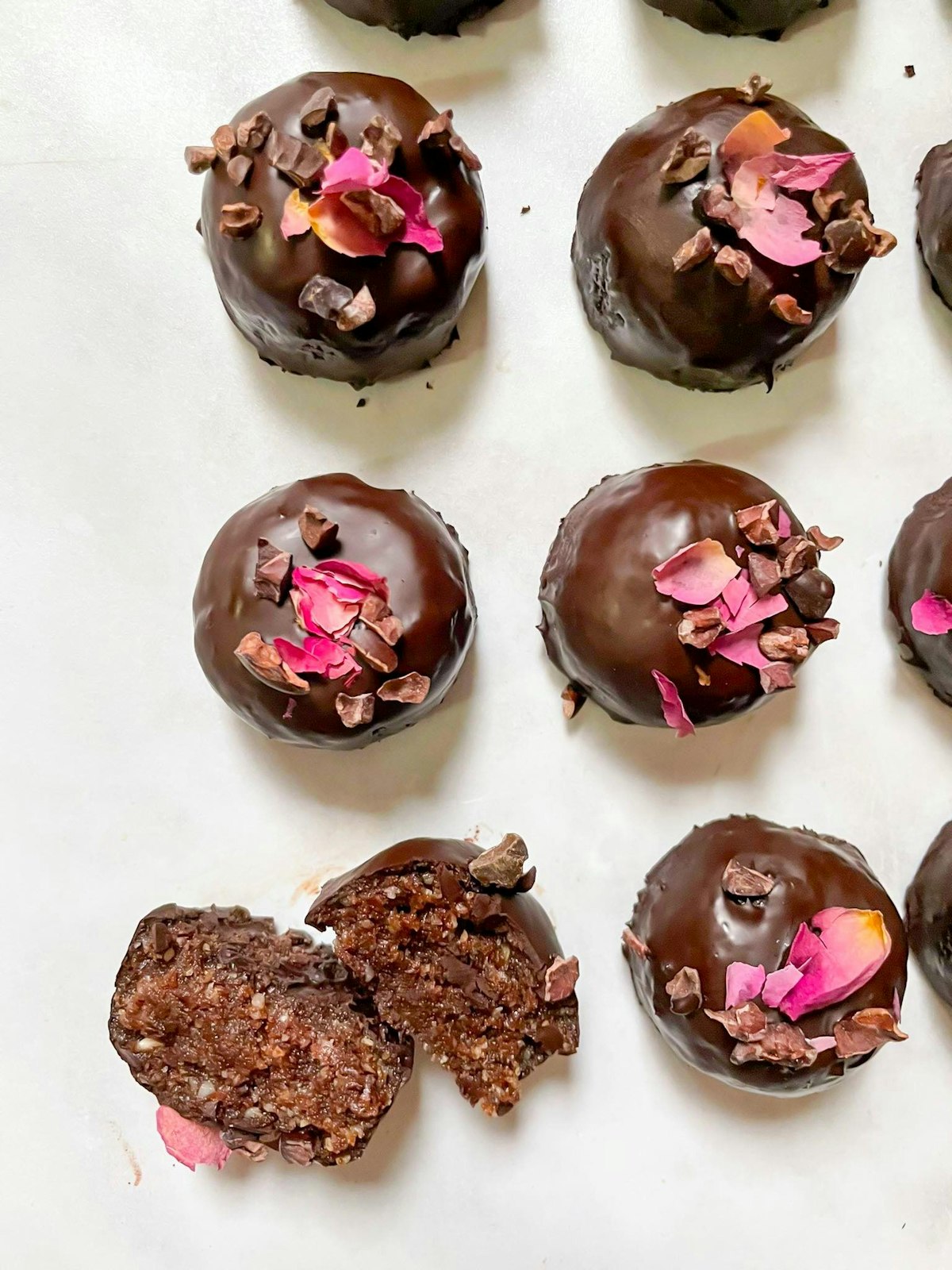 How to cook delicious raw cocoa and rose bites for Valentine's Day?