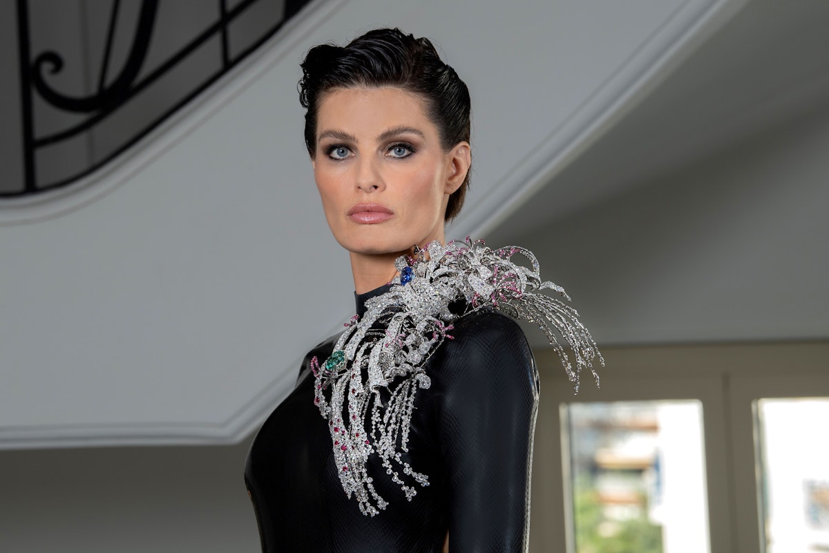 Isabeli Fontana adorns herself with a monumental Elsa Jin brooch on the ...