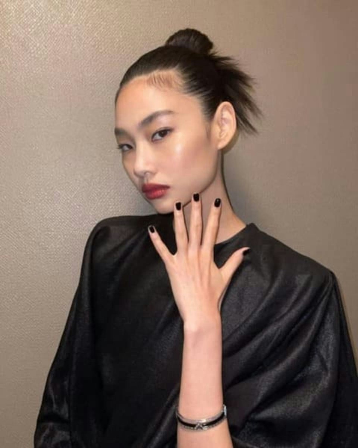 Embracing the Y2K Hairstyle Trend the Classic Bun Gets a Chic and Easy ...