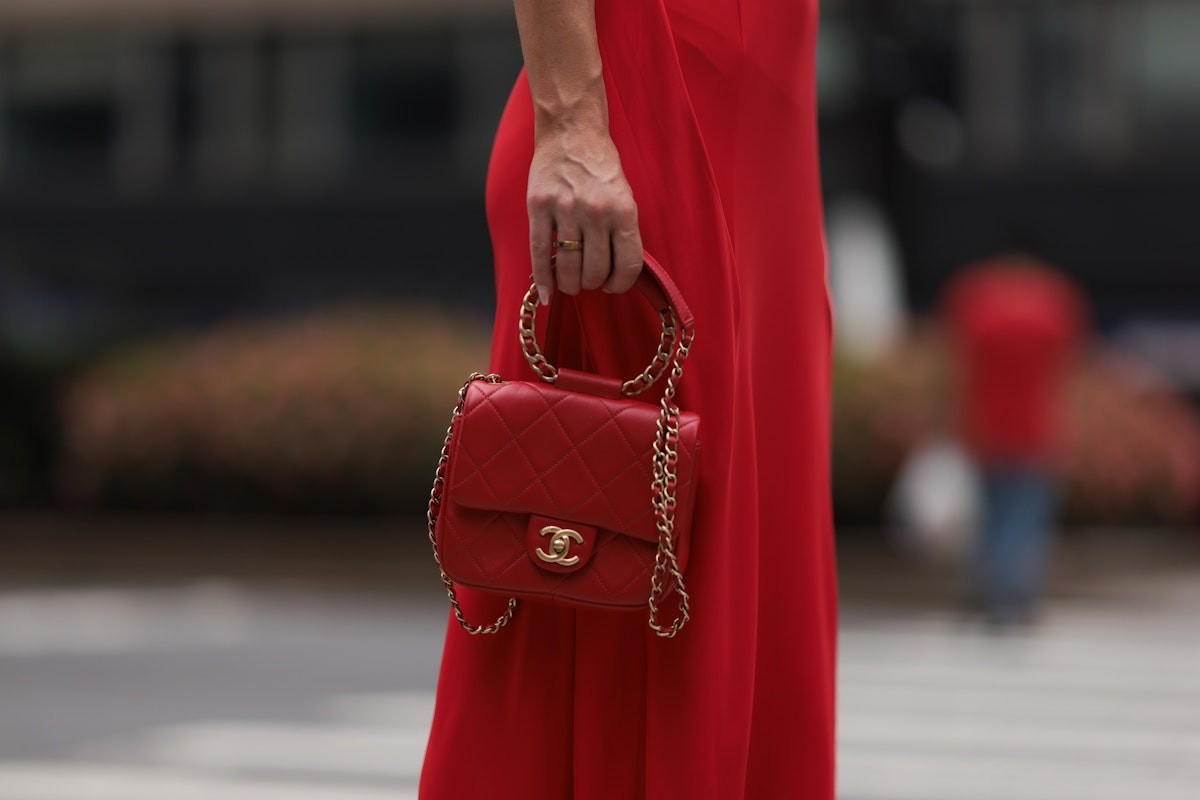 Red bag trend: the most glamorous shades to show off during the holidays!