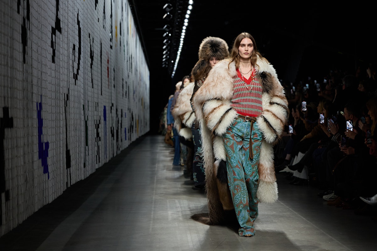 Etro A/W 2025-26: a mythical journey between living matter and imaginary bestiary
