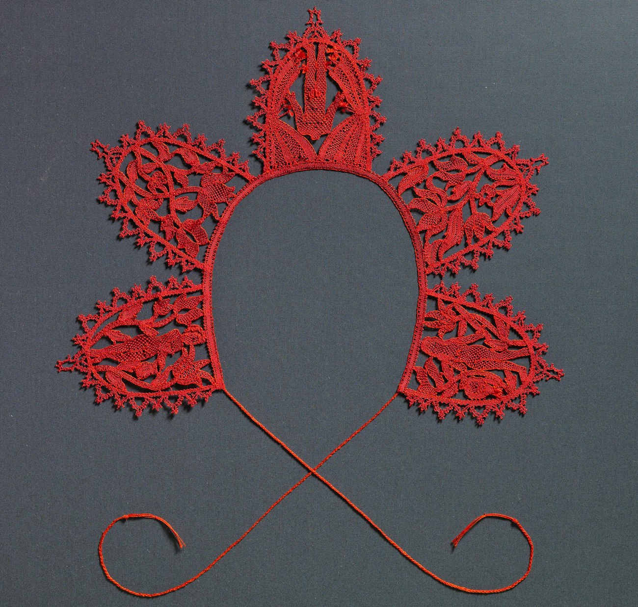 Threads of Power: 500 Years of Lace from the renowned collection of ...