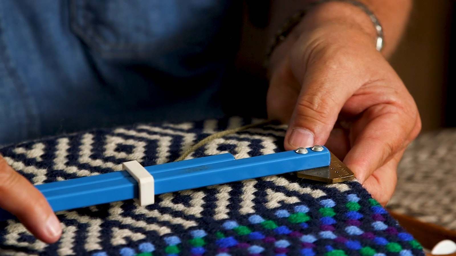 Using a Temple for Weft-Faced Weaving | Handwoven